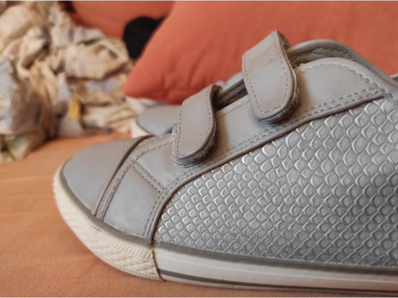 Prelepe,preudobneTEX-kor.gaz.24,5-25cm-u odličnom stanj