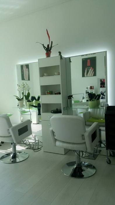 Razradjen salon u A bloku, Novi Beograd, nudi odlicne uslove za rad manikir, pedikir i frizer sa iskustvom