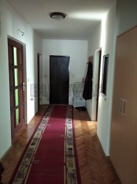 Porodična kuća u Durlanu, 301m2, plac 4, 5 ari