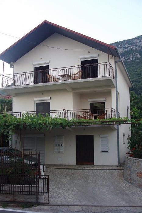 Izdajem apartmane Šušanj-Bar