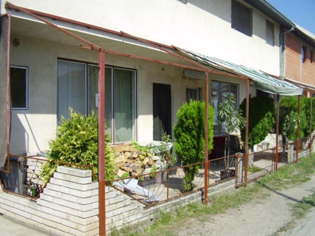 Na prodaju kuća u Ćupriji sa dva lokala