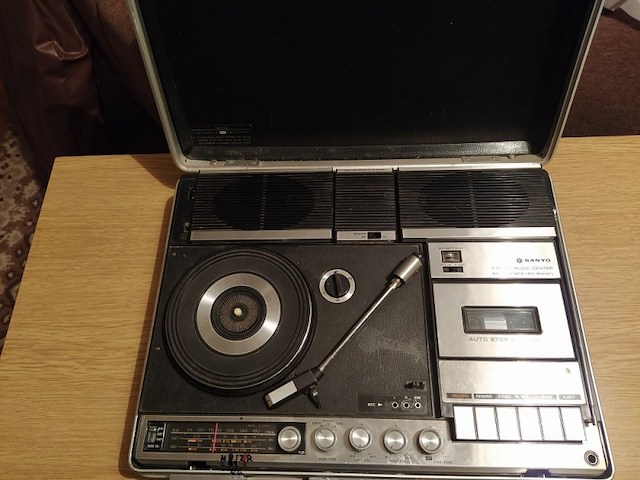 SANYO prenosni stereo muzicki centar u aktovki iz 1972