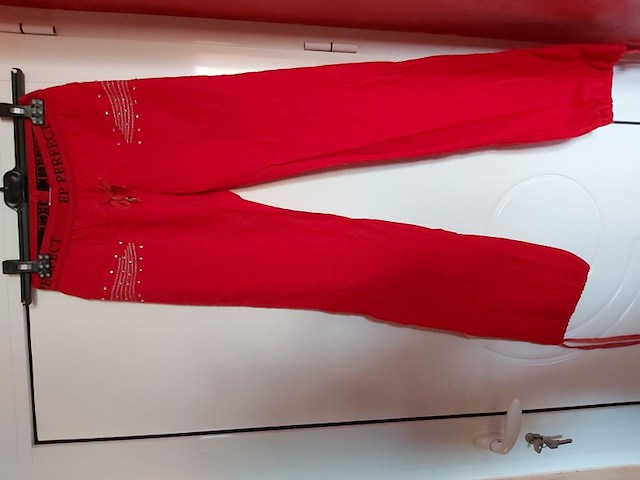 Crvene letnje pantalone
