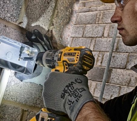 DeWALT akumulatorska udarna bušilica – odvijač 18V 2 baterije 5,0Ah DCD796P2