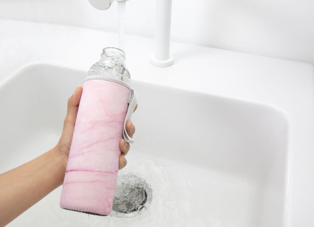 Flašica za vodu sa neoprenskom futrolom-mermerno roze