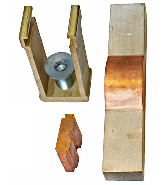 Podesiva stezaljka za T-TT profil 4-75mm
fleksibilni longitudinalni spoj, priključne stezaljke: 2x vijak M12, 150x45x105mm (ŠxVxD)