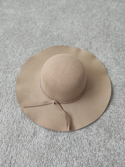 Elegantan ženski šešir
