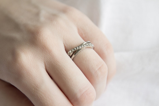 Upleteni prsten srebrne boje