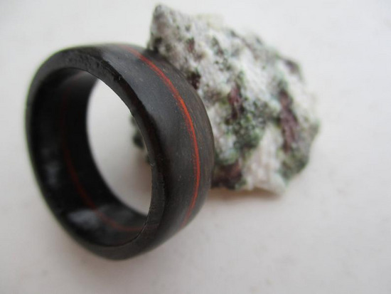 Crn prsten -bogwood -fosilizovano drvo hrast