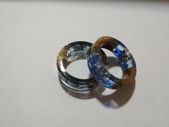 Dva prelepa prstena od smole