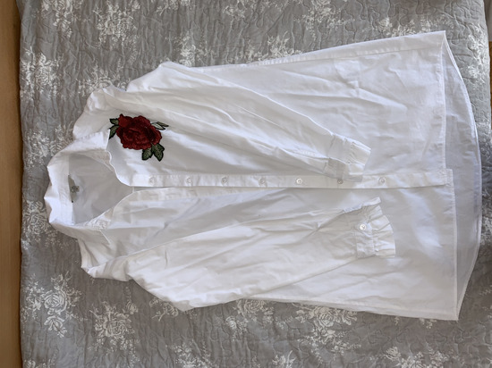 Bela košulja sa ružom