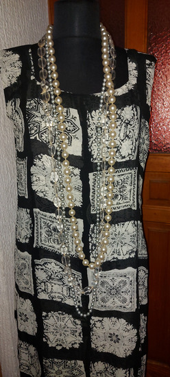 Raskošna crnobela haljina u žoržet tkanju