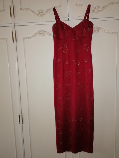 Prelepa crvena haljina