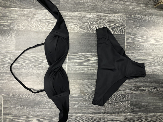 Crni bikini VS model
