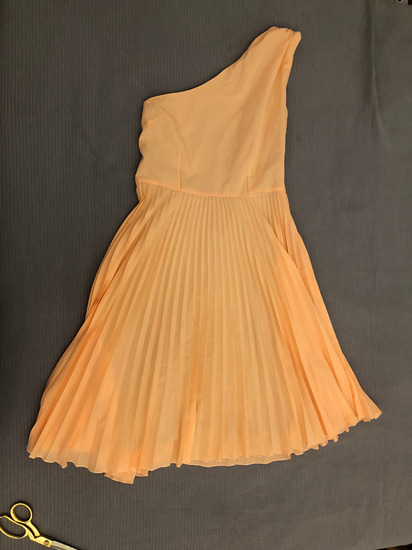 Svecana plisirana haljina boje breskve M