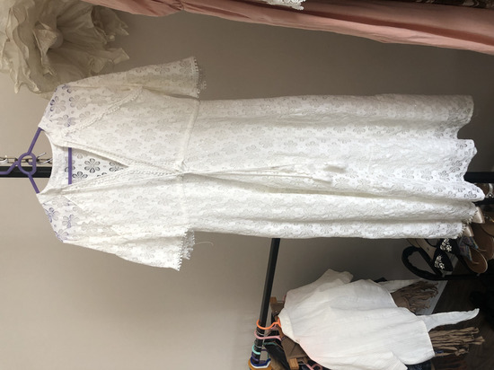 Bela dugačka haljina od čipke