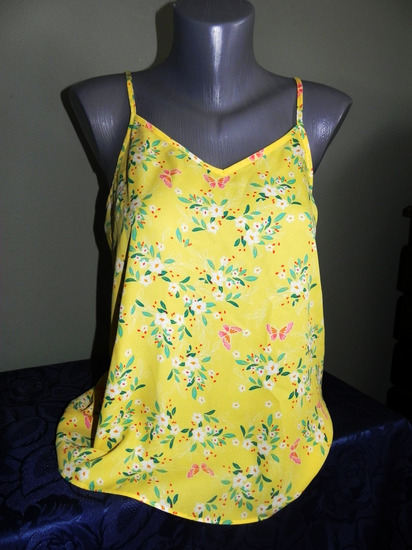 **PRIMARK-PRELEPA CVETNA MAJICA**