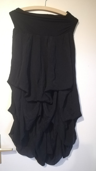 Asimetrična crna suknja