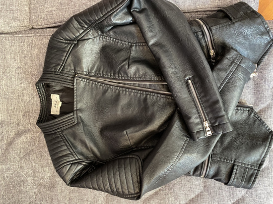 Crna kozna jakna u odlicnom stanju