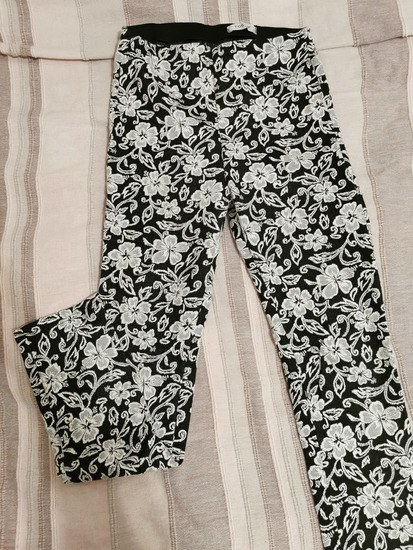 Rastezljive pantalone sa cvetnim printom