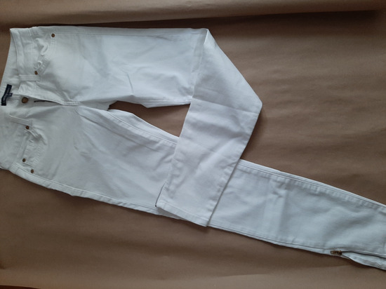 M&S bele pantalone za leto M/8 velicina