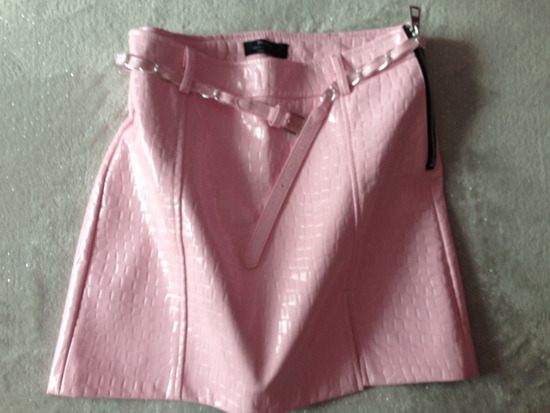 Nova Bershka mini suknja, bebi roze vinil