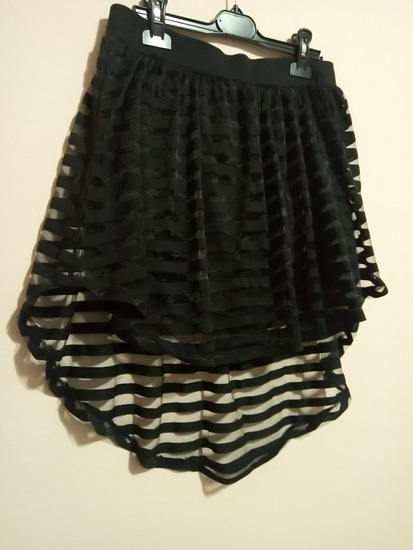 Kratka crna suknja zanimljivog kroja