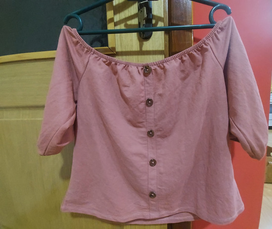 Roze kosulja majica spustena ramena