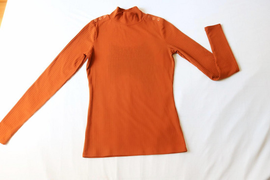 Bluza sa etiketom