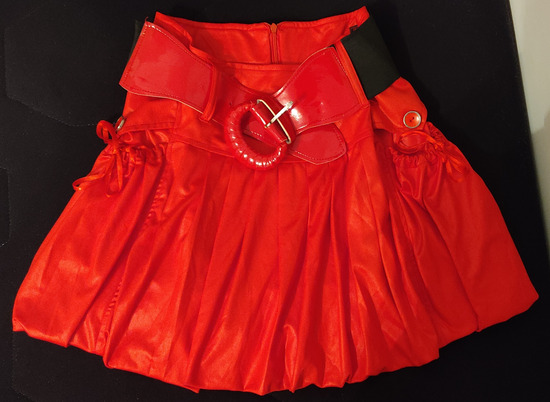 Crvena balon suknja
