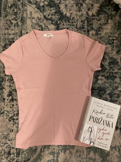 Roze majica sa izrazom na V