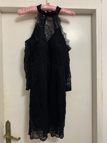 Crna čipkana haljina