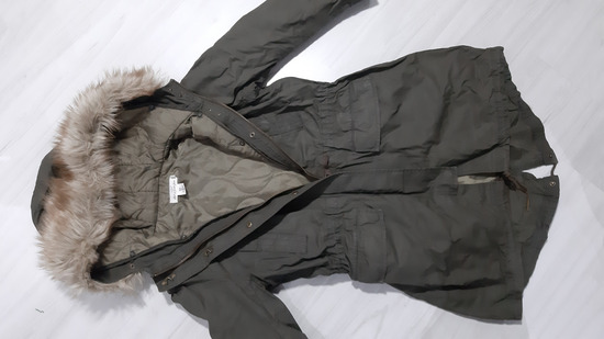 H&M maslinasta parka sa kraznom vel. 38