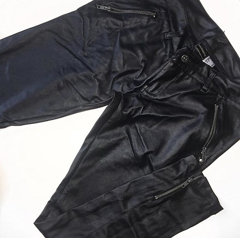Crne pantalone od eko kože