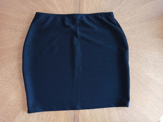 Kratka crna suknja