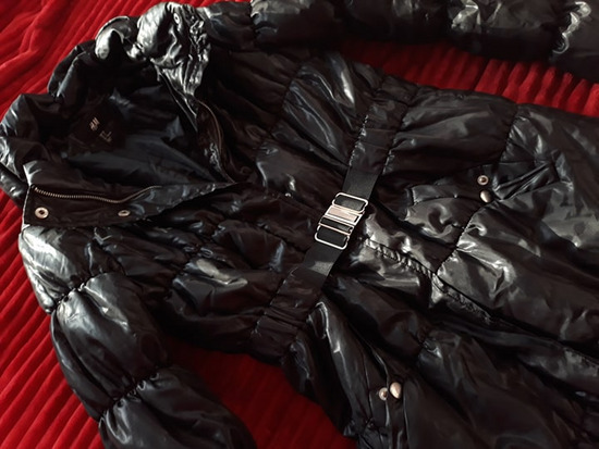 H&M dugacka crna jakna