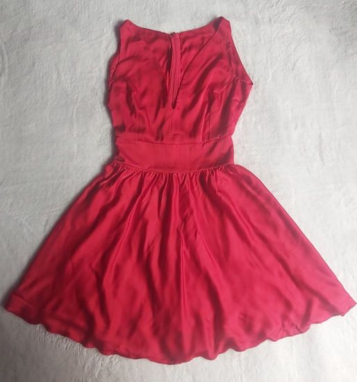 Crvena šivena haljina