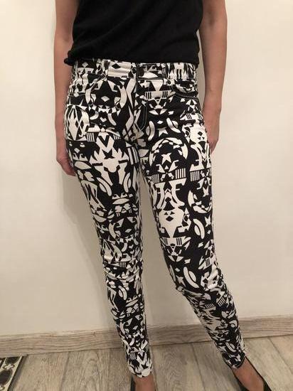 H&M crno bele pantalone