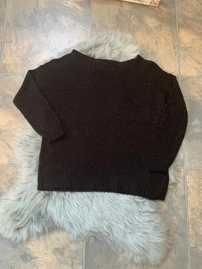 Crni džemper sa sitnim šljokicama