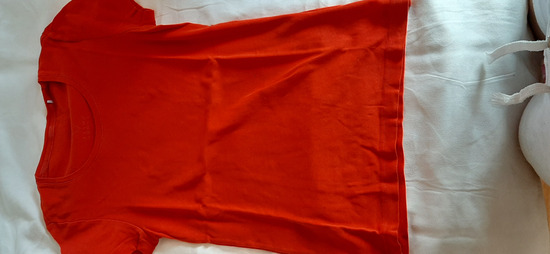 Crvena sportska majica