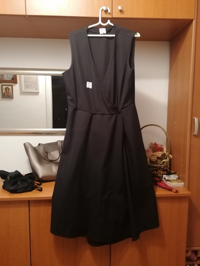 Kvalitetna crna haljina