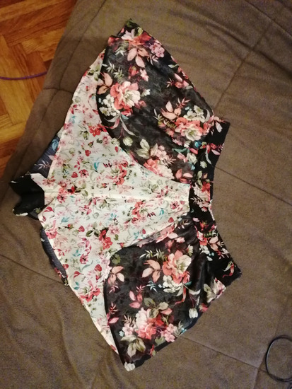 Bershka cvetni šorc