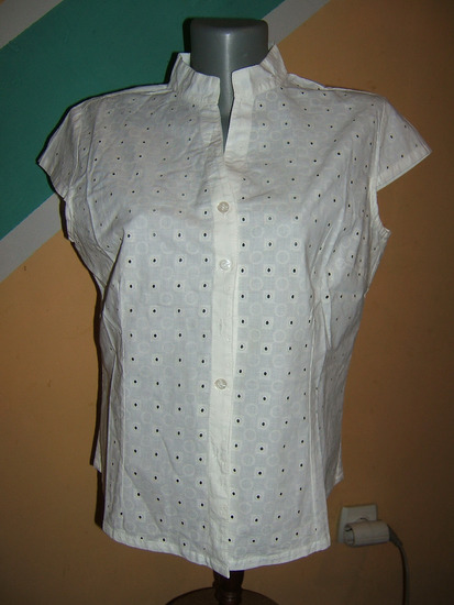 Bela pamučna košulja sa rupicama