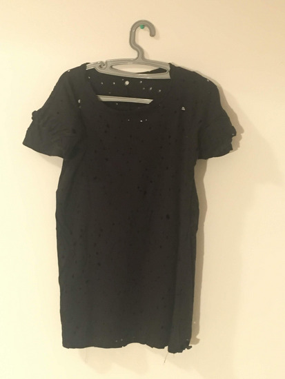 crna rupicasta majica sa karnerima