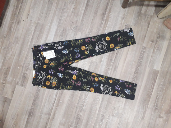 STRADIVARIUS cvetne pantalone sa etiketom NOVO 34