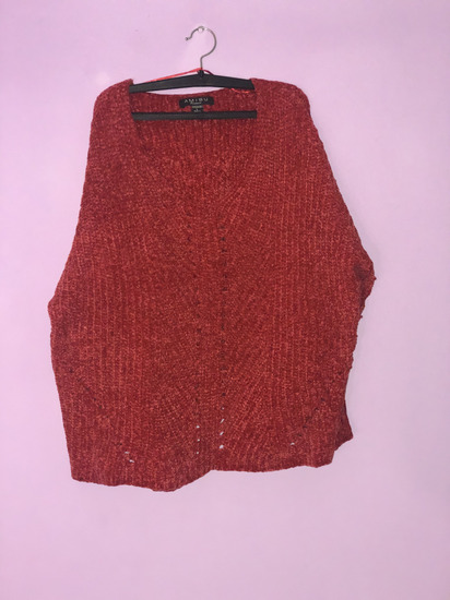 Crveni džemper mekan