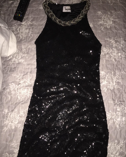 Sljokicava crna haljina