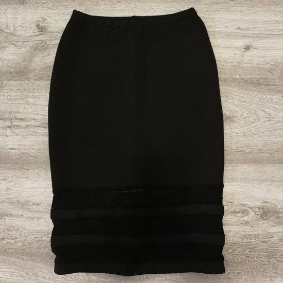 Elegantna crna suknja