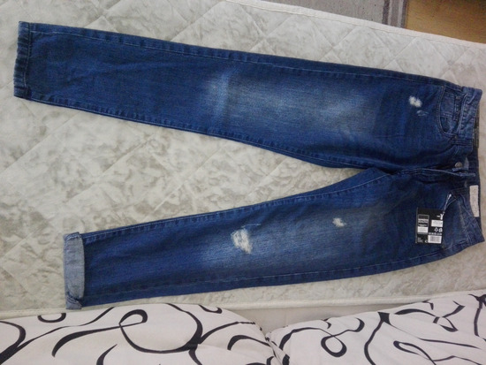 Nove sa etiketom, girlfriend jeans