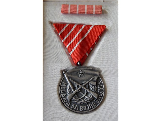 Medalja JNA  za vojne zasluge u kutiji sa zamenicom